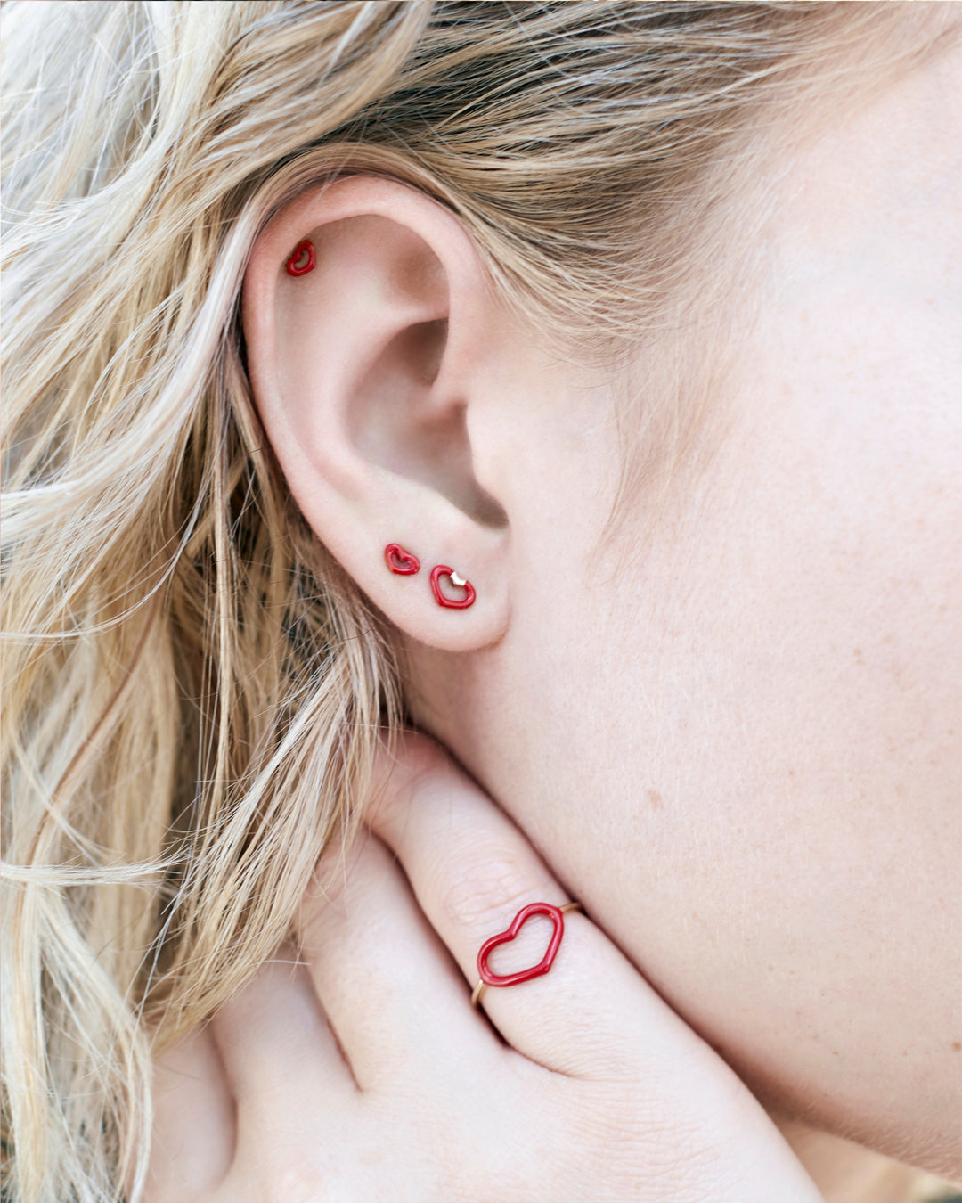 HEART RING IN RUBY RED ENAMEL AND YELLOW GOLD – Jordan Askill